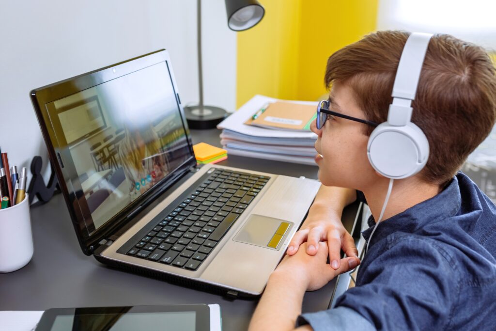 Online Classes During the Pandemic: The Real Pros and Cons of Remote ...